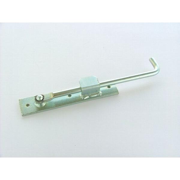 材質//スチール寸法//長さ：260mm、重量：0.68kg寸法図//画像よりご確認下さい（図は左用を示す）表面処理//三価メッキ仕様//右用【使用方法】観音扉内側に本体を設置します。扉が90°開いた位置で、門口に丸棒の差込穴を開けます。差...