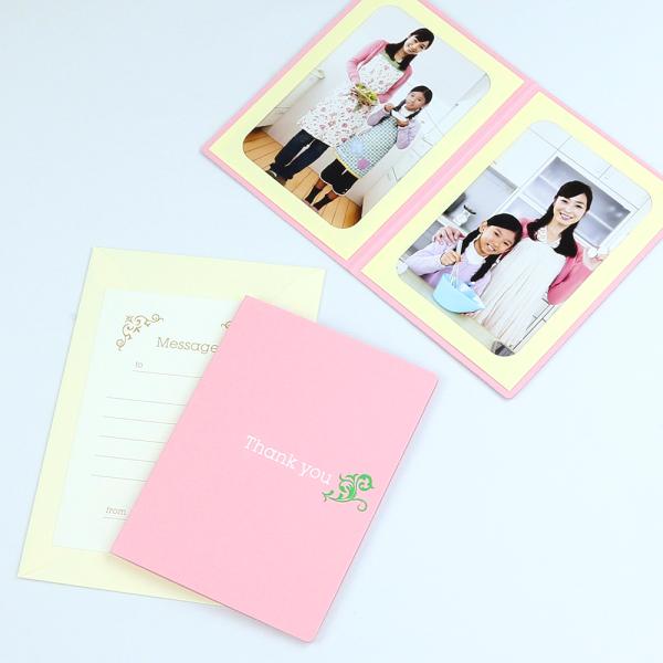 【基本仕様】Lサイズ収納、2ツ折2面（タテ・タテ） 【材質】表紙：紙（タント紙/100kg両面合紙）ポケット：紙（タント紙/100kg）メッセージカード：紙（マーメイド紙/115kg））封筒：紙（ボス紙/110kg） 【台紙厚さ】（折りたた...