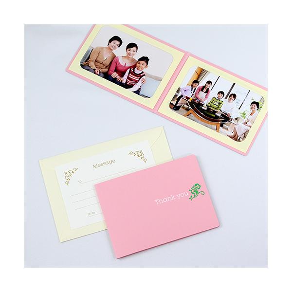 【基本仕様】Lサイズ収納、2ツ折2面（ヨコ・ヨコ） 【材質】表紙：紙（タント紙/100kg両面合紙）ポケット：紙（タント紙/100kg）メッセージカード：紙（マーメイド紙/115kg））封筒：紙（ボス紙/110kg） 【台紙厚さ】（折りたた...