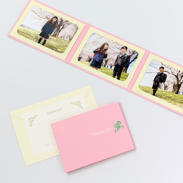 【基本仕様】Lサイズ収納、3ツ折3面（ヨコ・ヨコ・ヨコ）【材質】表紙：紙（タント紙/100kg両面合紙）ポケット：紙（タント紙/100kg）メッセージカード：紙（マーメイド紙/115kg））封筒：紙（ボス紙/110kg）【台紙厚さ】（折りた...