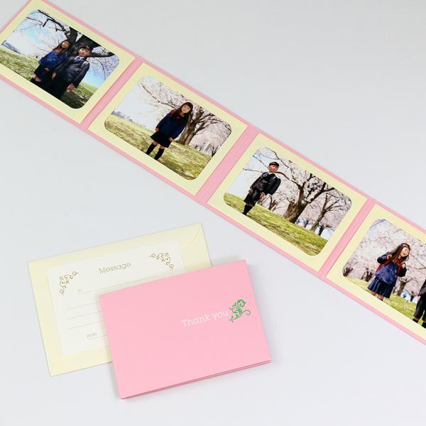 【基本仕様】Lサイズ収納、4ツ折4面（ヨコ・ヨコ・ヨコ・ヨコ） 【材質】表紙：紙（タント紙/100kg両面合紙）ポケット：紙（タント紙/100kg）メッセージカード：紙（マーメイド紙/115kg）） 封筒：紙（ボス紙/110kg） 【台紙厚...