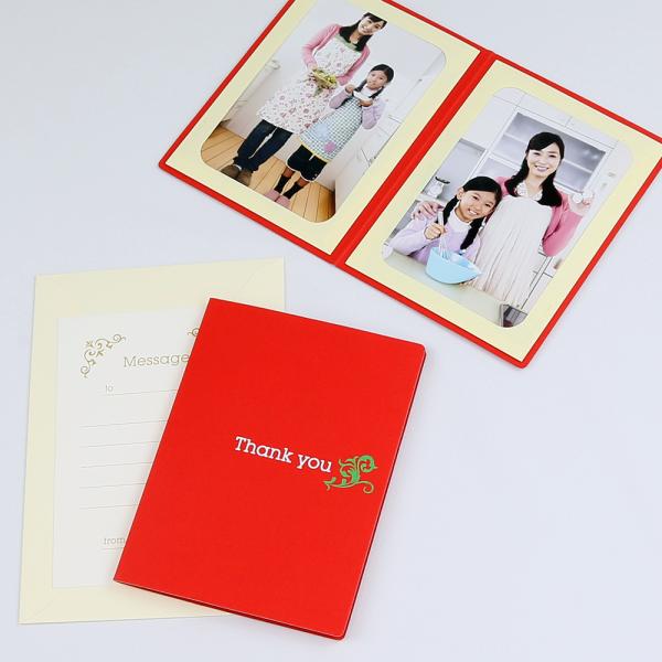 【基本仕様】Lサイズ収納、2ツ折2面（タテ・タテ） 【材質】表紙：紙（タント紙/100kg両面合紙）ポケット：紙（タント紙/100kg）メッセージカード：紙（マーメイド紙/115kg））封筒：紙（ボス紙/110kg） 【台紙厚さ】（折りたた...