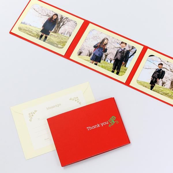 【基本仕様】Lサイズ収納、3ツ折3面（ヨコ・ヨコ・ヨコ）【材質】表紙：紙（タント紙/100kg両面合紙）ポケット：紙（タント紙/100kg）メッセージカード：紙（マーメイド紙/115kg））封筒：紙（ボス紙/110kg）【台紙厚さ】（折りた...