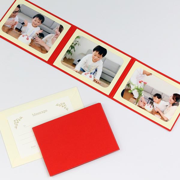 【基本仕様】Lサイズ収納、3ツ折3面（ヨコ・ヨコ・ヨコ）【材質】表紙：紙（タント紙/100kg両面合紙）ポケット：紙（タント紙/100kg）メッセージカード：紙（マーメイド紙/115kg））封筒：紙（ボス紙/110kg）【台紙厚さ】（折りた...