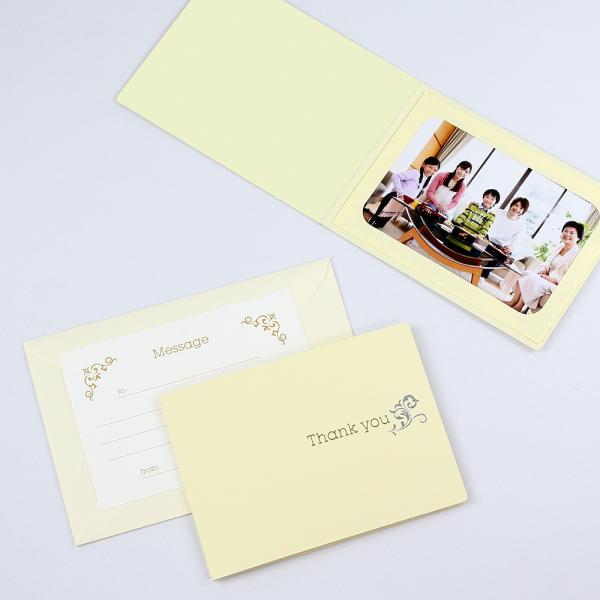 【基本仕様】Lサイズ収納、2ツ折1面（ヨコ） 【材質】表紙：紙（タント紙/100kg両面合紙）ポケット：紙（タント紙/100kg）メッセージカード：紙（マーメイド紙/115kg））封筒：紙（ボス紙/110kg） 【台紙厚さ】（折りたたみ時）...