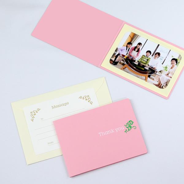 【基本仕様】Lサイズ収納、2ツ折1面（ヨコ） 【材質】表紙：紙（タント紙/100kg両面合紙）ポケット：紙（タント紙/100kg）メッセージカード：紙（マーメイド紙/115kg））封筒：紙（ボス紙/110kg） 【台紙厚さ】（折りたたみ時）...