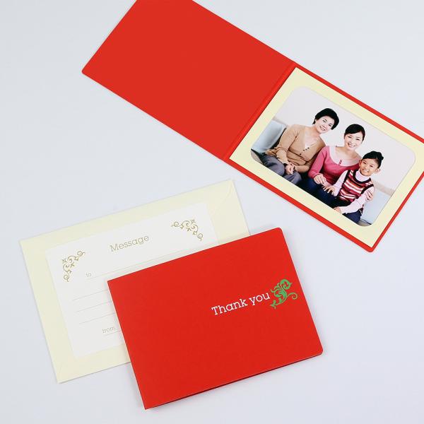 【基本仕様】Lサイズ収納、2ツ折1面（ヨコ） 【材質】表紙：紙（タント紙/100kg両面合紙）ポケット：紙（タント紙/100kg）メッセージカード：紙（マーメイド紙/115kg））封筒：紙（ボス紙/110kg） 【台紙厚さ】（折りたたみ時）...