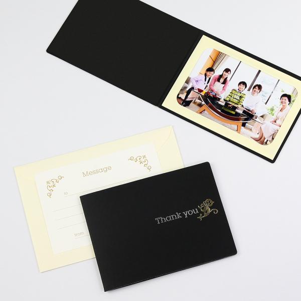 【基本仕様】2Lサイズ収納、2ツ折1面（ヨコ） 【材質】表紙：紙（タント紙/100kg両面合紙）ポケット：紙（タント紙/100kg）メッセージカード：紙（マーメイド紙/115kg））封筒：紙（ボス紙/110kg） 【台紙厚さ】（折りたたみ時...