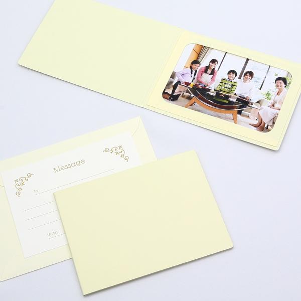 【基本仕様】基本仕様： 2Lサイズ収納、2ツ折1面（ヨコ） 【材質】表紙：紙（タント紙/100kg両面合紙）ポケット：紙（タント紙/100kg）メッセージカード：紙（マーメイド紙/115kg））封筒：紙（ボス紙/110kg） 【台紙厚さ】（...