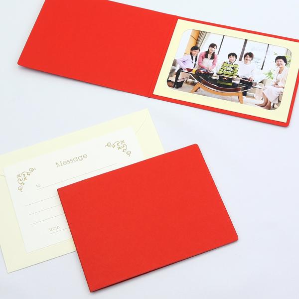 【基本仕様】基本仕様： 2Lサイズ収納、2ツ折1面（ヨコ） 【材質】表紙：紙（タント紙/100kg両面合紙）ポケット：紙（タント紙/100kg）メッセージカード：紙（マーメイド紙/115kg））封筒：紙（ボス紙/110kg） 【台紙厚さ】（...