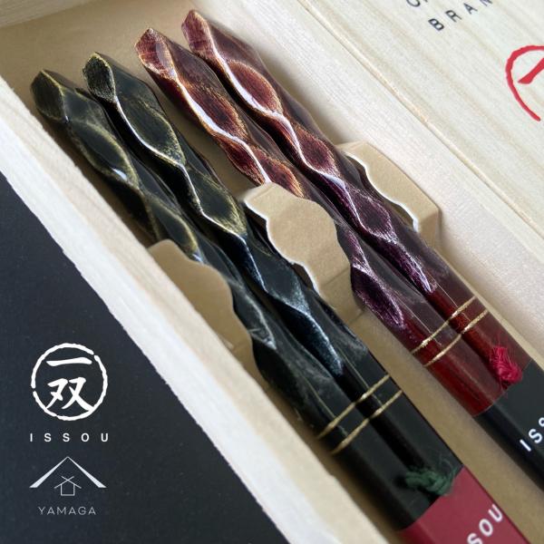 商品名：夫婦箸 輝煌 黒檀・紫檀 ペアサイズ：23cm/23cm材質：黒檀・紫檀塗装：上部 ポリエステル塗り / 下部 漆塗り大切な方に贈りたくなる高級感のあるギフト箸ペアセットです。もちろん普段使いとしてもお使いいただけます。安心安全の日...