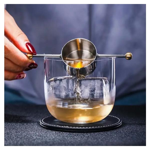 ?商品名：スイング メジャーカップ 30mlグラスに橋渡しにした状態で、液体を注いで計量するメジャーカップです。容量はすり切りで30mlです。メジャーカップからグラスに液体を注ぐ際には、取っ手部分をつまんで回すようにして、スイングメジャーカ...