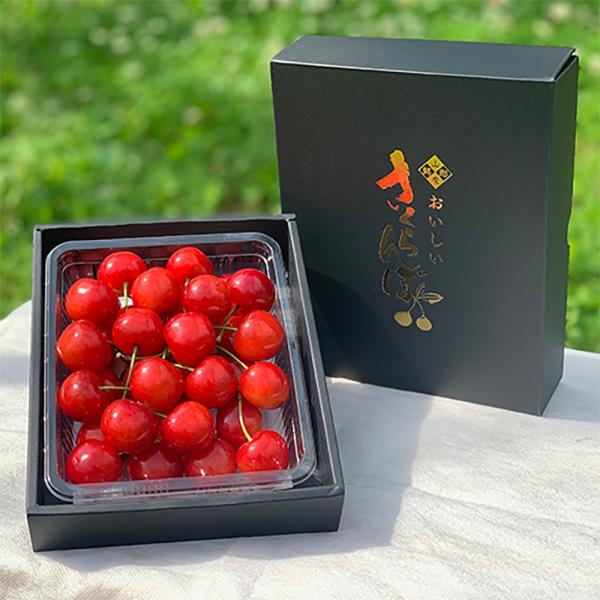 【発売日：2026年06月07日】「農林水産大臣賞」をはじめ、さまざまな品評会での受賞歴を持つアンスリーファームのさくらんぼ。甘みと酸味のバランスが取れた「佐藤錦」と、しっかりとした果肉感の「紅秀峰」の2種類をご用意。山形県内でも特に生産が...