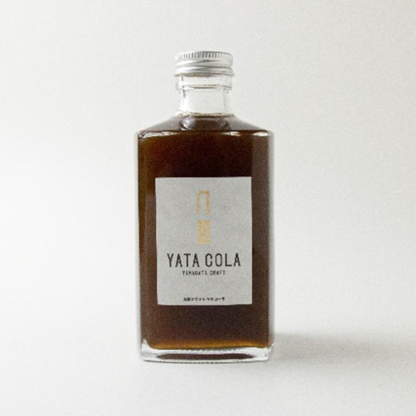 若手農家とフレンチのシェフ、パティシエがタッグを組んで開発した、山形発のクラフトコーラ「YATA COLA（ヤタコーラ）」。程よいスパイシーさと爽やかな酸味で、ゴクゴク飲める美味しさです！「YATA COLA（ヤタコーラ）」は、10種類のス...