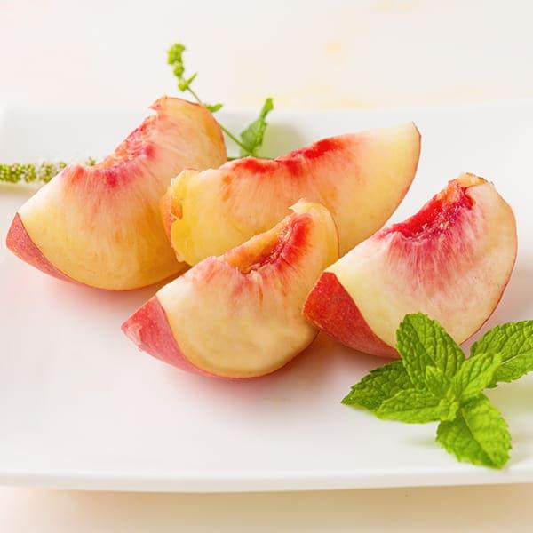 旬の白桃川中島を山形より産地直送でお届けいたします。川中島は、糖度が高く、甘くて酸味がほとんど感じられない品種です。果肉は程よく締まっていて、しっかりとした食感が楽しめます。果肉は白く、種の周りだけが真紅に色づきます。ご贈答、ご自宅用に、旬...