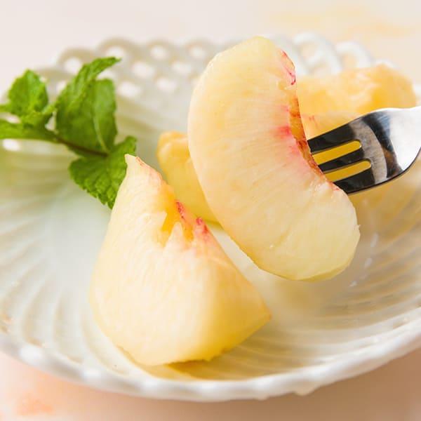 旬の白桃さくらを山形より産地直送でお届けいたします。さくらは晩生品種の桃で、果肉が緻密で硬く、カリっとした食感が感じられるほど。しかし、それでいて糖度は高く、甘い桃です。皮は手では剥くことはむずかしく、ナイフを使って剥くタイプの桃です。硬さ...