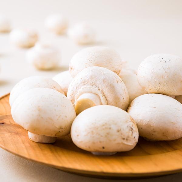 新鮮だから生でも食べられる！うまみたっぷりの舟形マッシュルーム。ホワイト種は、まろやかで上品な風味で、サラダやソースの隠し味におすすめです。ほかにも炒め物、アヒージョなど、さまざまなお料理でお楽しみいただけます。