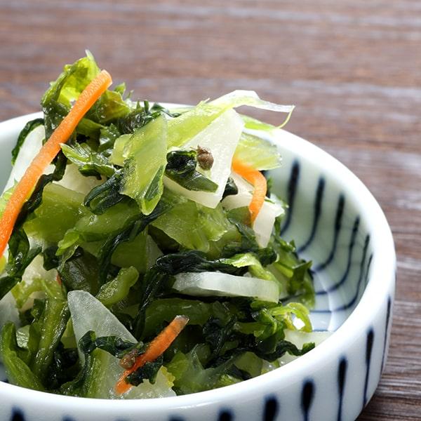 きざんだ青菜に大根、にんじん、しその実を加えた浅漬け。青菜独特の爽やかな辛味とシャキシャキとした歯ごたえが特徴で、青菜漬と並ぶ山形を代表するお漬物です。