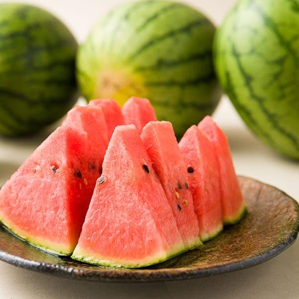 すいかの革命!?　タネごと食べられる小玉すいか「ピノガール」です！タネのサイズはなんと通常のスイカの1/4！もちろん、甘さもシャリ感も抜群です。夏スイカの本場、山形県尾花沢市より産地直送でお届けします！【表皮にキズ有り】のためご家庭用のお買...