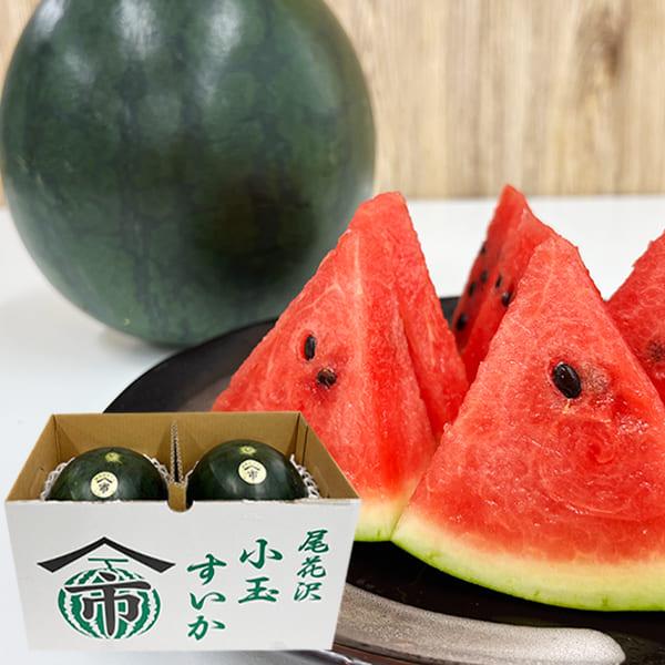 「なつここあ」や「ひとりじめボンボン」など、皮が黒い小玉スイカです。甘くてみずみずしくて、シャリ感のあるスイカです！夏スイカの本場、山形県尾花沢市より産地直送でお届けします！