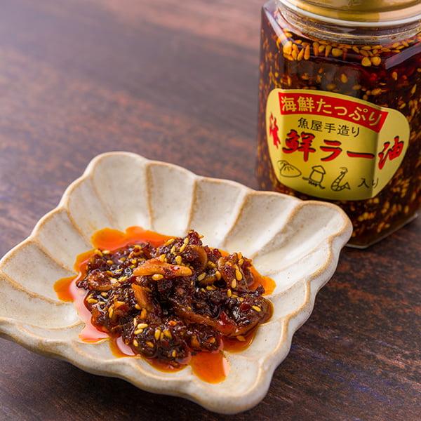 海鮮の旨みたっぷり！具だくさんの贅沢な海鮮ラー油。炊き立てのごはんとの相性の良さはもちろんのこと、ラーメンやうどんなど麺類のトッピングに、豆腐や納豆などの薬味に、炒め物や煮物の隠し味に、などなど、どんな料理にも合う、旨みたっぷりの万能調味料です。