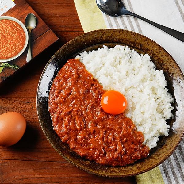 ウフウフガーデンが作る「キーマカレー」は、親鳥のひき肉と炒め玉ねぎの旨みがたっぷり詰まったカレーです。スパイスの香りをしっかり引き立てた香り豊かな味わいは、生たまごとの相性バッチリです！ご贈答にもどうぞ。