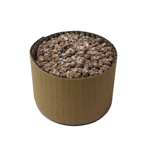 【特徴】鳩は口ばしが真っ直ぐで突っつきすぎると鼻の肉が切れるため、小鳥の塩土に比べやわらかくなっています。小鳥の塩土に比べ、ナトリウム・塩分の配合が多くなっています。鳩は体が大きいため、砂のうに入る砂が大粒。（山砂使用）【仕様】サイズ：直径...