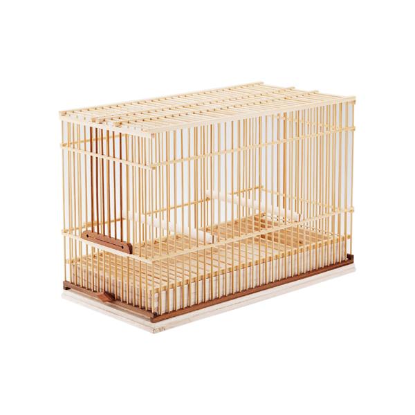 【特徴】小鳥が一番落ち着く定番の竹製鳥カゴです。天然の竹・木を使用。【仕様】・サイズ：幅195×奥行380×高さ255(mm)・付属品：止まり木2本、チョコ掛け1個・メーカー：ナチュラルペットフーズ・生産国：中国