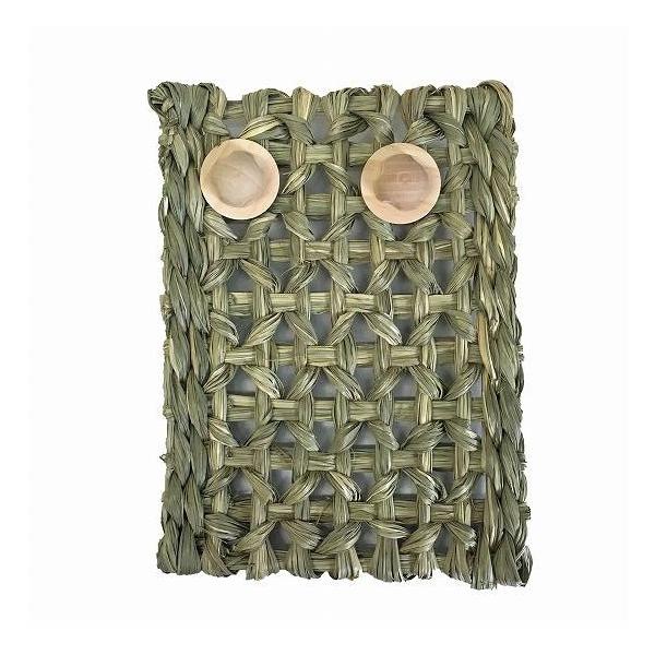 【特長】・床に置いて座布団として・付属のウッドネジでケージに取り付けてかじり防止に！【仕様】・サイズ：W270×H195mm 　※手作りのためサイズに誤差があります。　・材質：チモシー・付属品：ウッドネジ2本