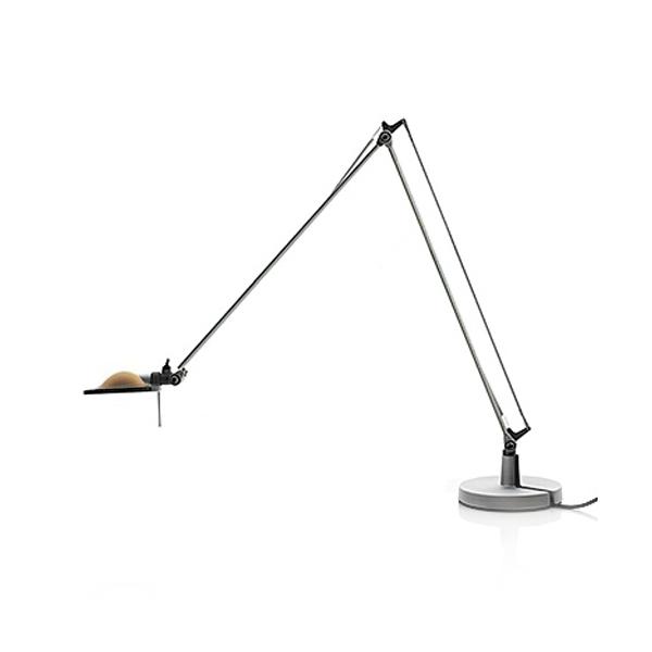 ベレニーチェは、1985年の発売以来30年以上にわたり世界中で愛され続けているタスクライト。繊細な操作が可能なアーム、柔軟で軽やかに動くヘッドなど、デスクライトに求められる機能を高水準で備え、必要な場所に十分な光を届けます。このタイプの照明...