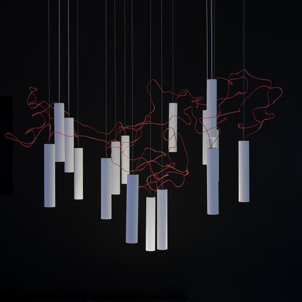 シンビオシは、必要に応じて灯数や配置を組み直せる解体型シャンデリア。目に見えないほど微細なの電線を使い、微弱な電流でダイオードを直列接続する画期的なシステムを採用しています。電流そのものにも見えるコードが美的な要素としても取り入れられている...