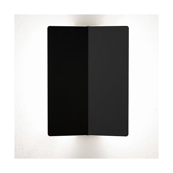 シャルロット・ペリアンはパリの装飾美術中央連合学校在学中より、照明器具に興味を持ち、芸術産業奨励機関の照明コンペにおいて銀賞を受賞。20年代にてがけた低予算物件には工業製品を照明器具として採用。30年代には円筒状の旋回型反射板の照明器具を空...