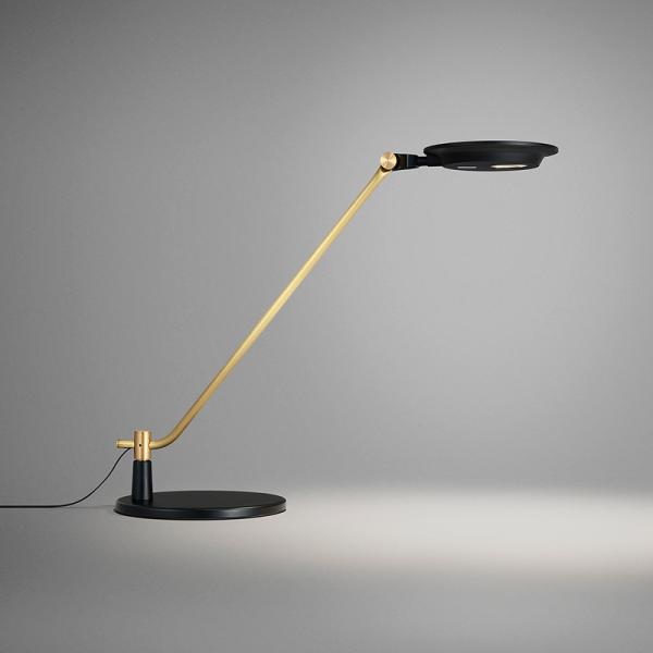 目が疲れにくく、目に優しい、LEDデスクライトとの理想形して好評を得ているレビオに、上品な質感の新仕様が登場。真鍮パーツが洗練された雰囲気を演出します。