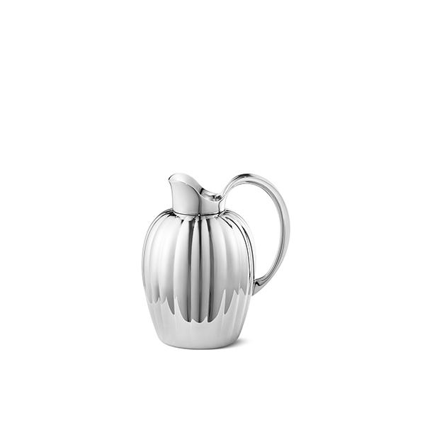 Bernadotte（ベルナドッテ）シリーズのアイコニックなジャグがサイズを小さくして、洗練されたクリーマーになりました。オリジナルのサーモジャグと組み合わせて、朝や午後のティータイムにミルクやクリームを優雅にサーブできます。このクリーマー...