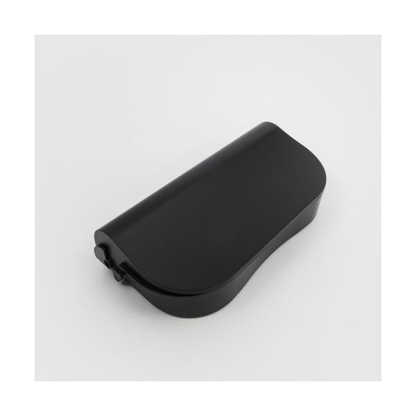 「Flores」はデザイナー、エンツォ・マーリの代表作の一つであるストレージボックス。一番の特徴は、止め具を使わず、プラスチック成型のみで開閉式のボックスを実現している点です。上下のパーツは、固定せず引っかかる形でかみ合うように設計されてお...