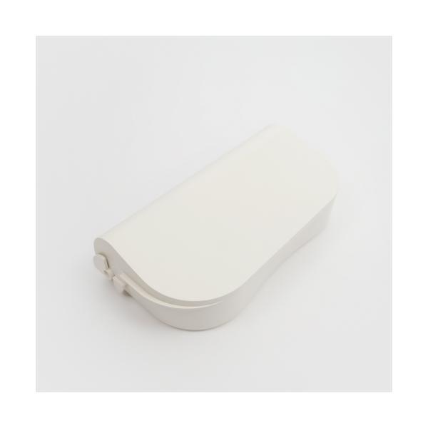 「Flores」はデザイナー、エンツォ・マーリの代表作の一つであるストレージボックス。一番の特徴は、止め具を使わず、プラスチック成型のみで開閉式のボックスを実現している点です。上下のパーツは、固定せず引っかかる形でかみ合うように設計されてお...