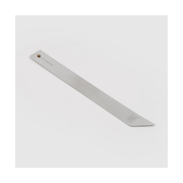 「Ellice」はステンレス製のブックマーカー（しおり）。無駄のないシンプルなデザインはまさにDANESEのフィロソフィーを象徴しています。デザインのアクセントになるのが切れ込みにはめ込まれた真鍮の珠、この珠のおかげで本の中に完全に入り込ん...