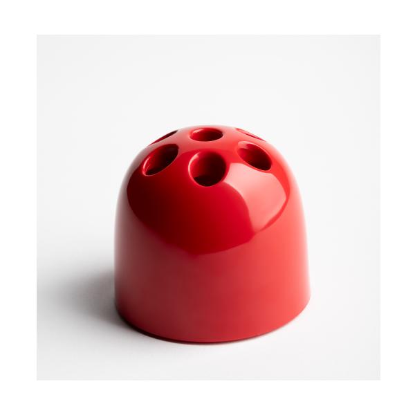 「Dedalino」はスペースエイジデザインのロングセラーである傘立て「Dedalo」のデザインを、ペン立て用にアレンジし3色展開にしたプロダクト。シンプルでジオメトリックなフォルムは時代を超えて日常生活に溶け込みます。元はアルテミデ社が設...