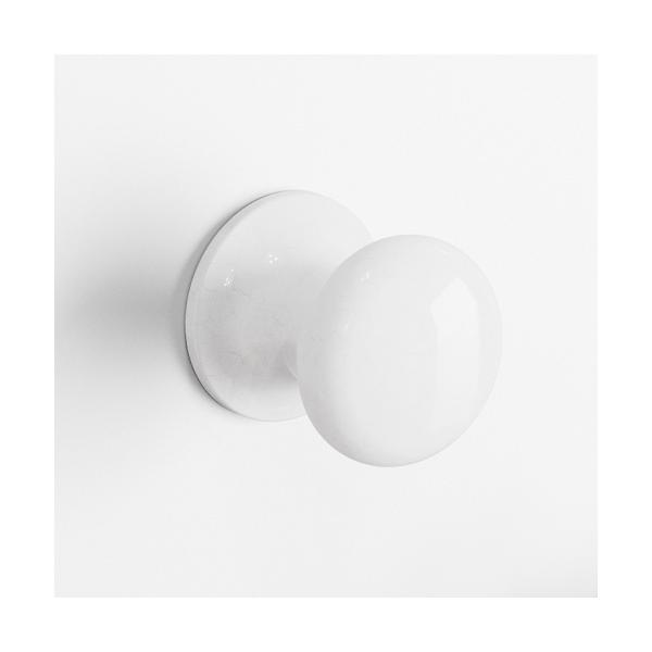 「Knook Knob」は大理石やセラミックの素材感を活かしたコートフック。デザインを手掛けたヘルツォーク &amp; ド・ムーロンは建築界のノーベル賞とも呼ばれるプリツカー賞を受賞する世界的な建築家。彼らの建築は石材やガラス、大胆に加工さ...