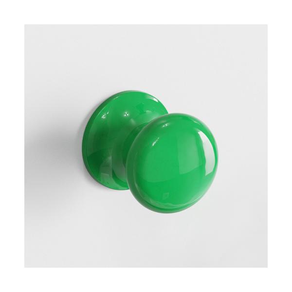 「Knook Knob」は大理石やセラミックの素材感を活かしたコートフック。デザインを手掛けたヘルツォーク &amp; ド・ムーロンは建築界のノーベル賞とも呼ばれるプリツカー賞を受賞する世界的な建築家。彼らの建築は石材やガラス、大胆に加工さ...