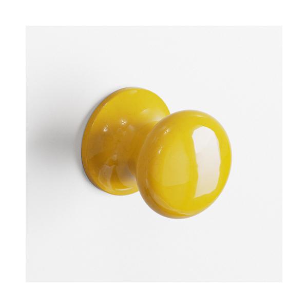 「Knook Knob」は大理石やセラミックの素材感を活かしたコートフック。デザインを手掛けたヘルツォーク &amp; ド・ムーロンは建築界のノーベル賞とも呼ばれるプリツカー賞を受賞する世界的な建築家。彼らの建築は石材やガラス、大胆に加工さ...