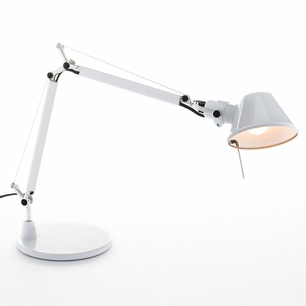 イタリアの人気デザイナー、ミケーレ・デ・ルッキによる軽快でスタイリッシュなアームライトの小型サイズモデル。ベッドサイドなど、短時間の読書灯しておすすめです。