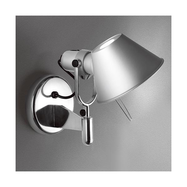 スタイリッシュなアームライト「トロメオ」のブラケット。アームライトのように灯具の角度調節が可能ですので、照らしたい場所へ的確に照らせます。