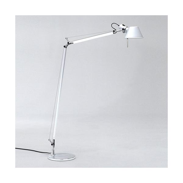 イタリアの人気デザイナー、ミケーレ・デ・ルッキの軽快でスタイリッシュなアームライトです。ソファの脇において読書灯に、書類やパソコンでいっぱいになったデスクの脇に、またダイニングテーブルの上から照らしてペンダント替わりに使えばちょっとセンスを...