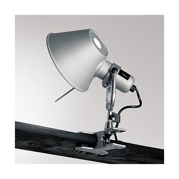 世界的に人気の高いトロメオシリーズのスポットライトです。 バイスで挟むだけで簡単な設置と移動ができますので、棚やベッドのヘッドボードに取りつけて照らすことができます。