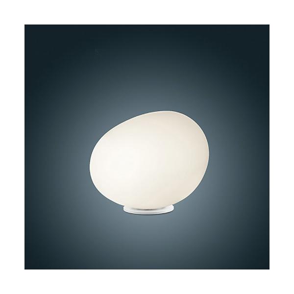 グレッグは、川を流れるうちに削られて丸みを帯びた石のようなフォルム。アシンメトリーで詩的なデザインのガラスシェードからのやわらかくあたたかみがある光がまわりを照らします。