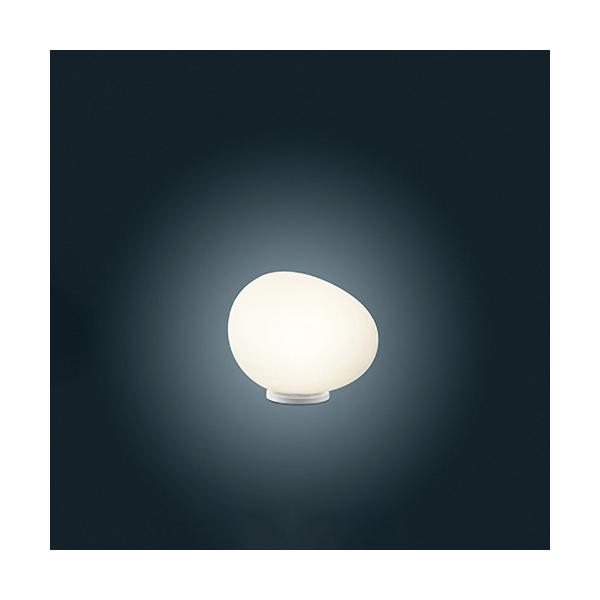 グレッグは、川を流れるうちに削られて丸みを帯びた石のようなフォルム。アシンメトリーで詩的なデザインのガラスシェードからのやわらかくあたたかみがある光がまわりを照らします。