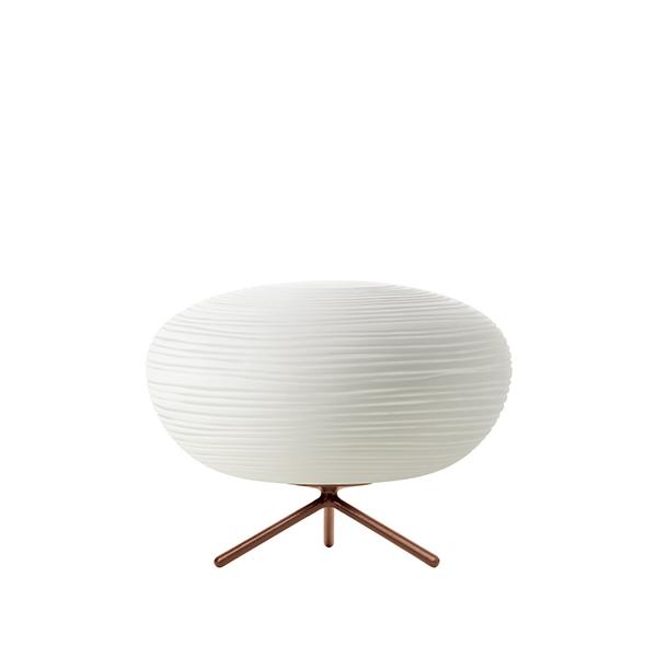 フォスカリーニは1981年ヴェネツィアで設立された照明ブランドです。イタリアンデザインのビジョンやクラフトマンシップを継承しながら、外部のデザイナーと積極的にコラボレーションを行い、数多くのデザイン照明を発表しています。詩情や審美的な視点と...