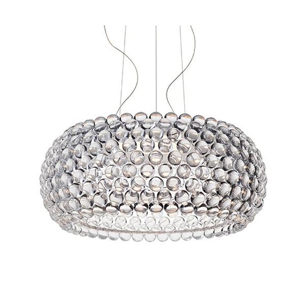 パトリシア・ウルキオラとエリアナ・ジェロットによる「カボシェ」。デザインのインスピレーションは、30年代の子供用のプラスチック製のブレスレットから。キラキラした小さなパール色の玉が集まったブレスレットと、クリスタルの煌きとイメージを重ね合わ...