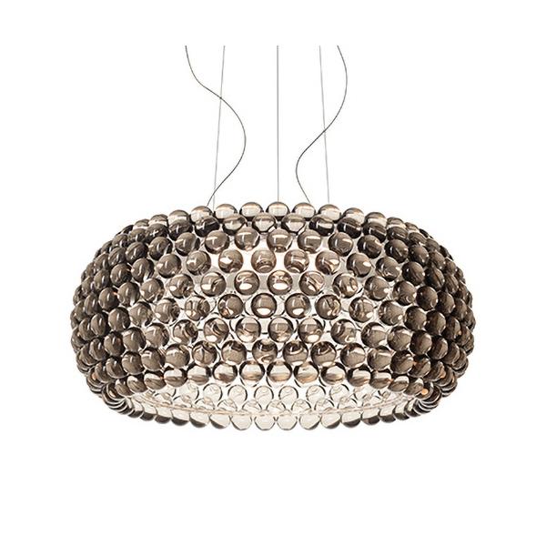 パトリシア・ウルキオラとエリアナ・ジェロットによる「カボシェ」。デザインのインスピレーションは、30年代の子供用のプラスチック製のブレスレットから。キラキラした小さなパール色の玉が集まったブレスレットと、クリスタルの煌きとイメージを重ね合わ...